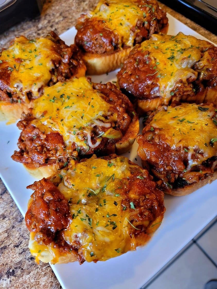 Open face garlic toast sloppy joes - Easy Family Recipes