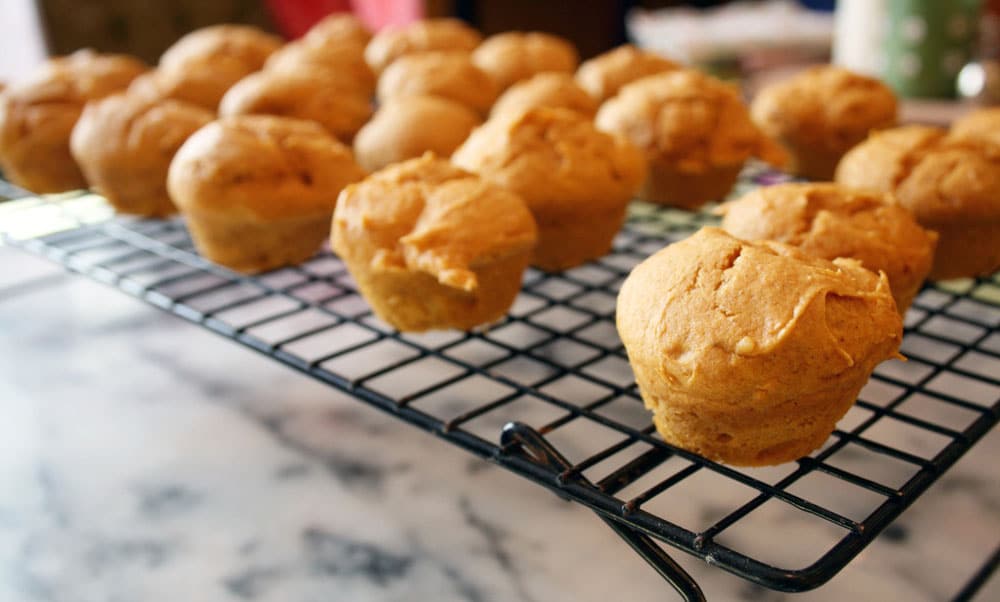 2-INGREDIENT PUMPKIN SPICE MINI MUFFINS - Easy Family Recipes