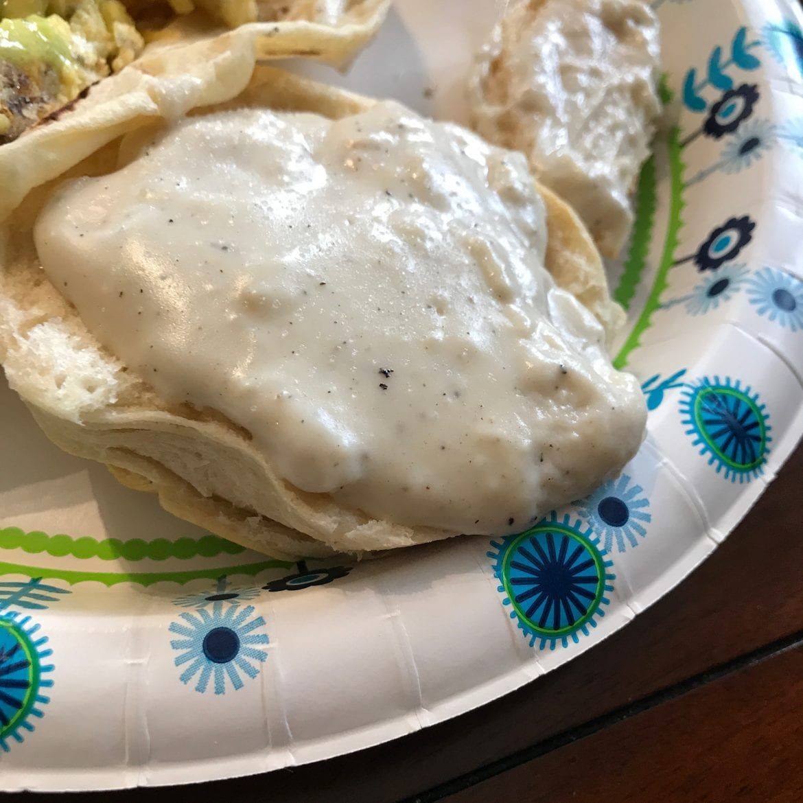 THE BEST BACON GRAVY FOR BISCUITS - Easy Family Recipes