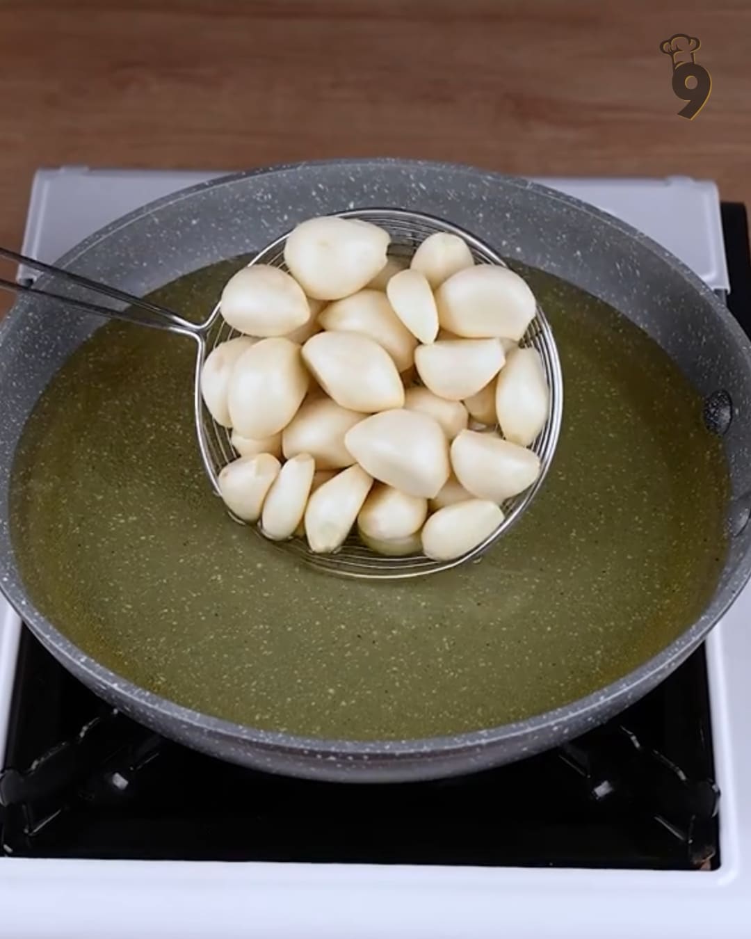 Add garlic to the boiling oil, the result will surprise you! - Nine Recipes